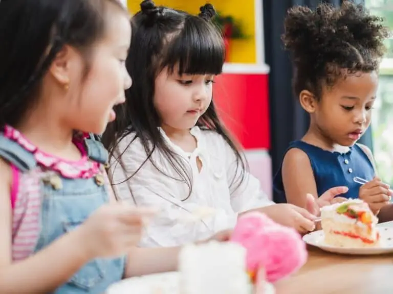 The Perfect Cake Size for Your Party of 30 People!