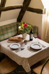 10 Small Dining Table Ideas to Transform Your Space - ostrali.com